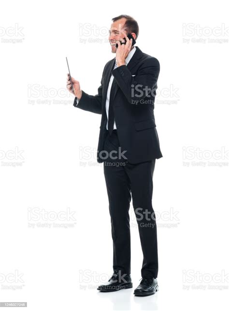 백인 젊은 남성 서 앞에 흰색 배경 착용 비즈니스 웨어 와 사용 디지털 태블릿 40 44세에 대한 스톡 사진 및 기타 이미지