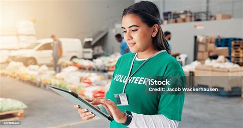 자원 봉사 비영리 단체 재고 체크리스트 또는 기부 프로젝트를 위해 창고에서 여성과 함께 타이핑 및 태블릿 자선 사회적 책임 및