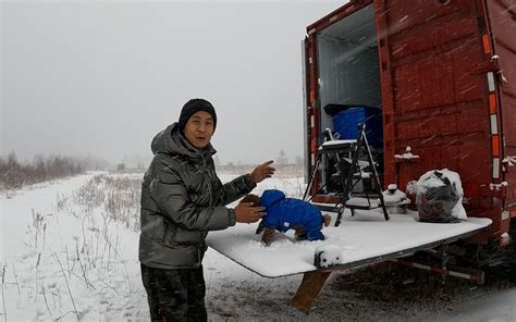 车外大雪下不停，紧锁门窗不管它，躲进8平米车厢里点燃柴火炉涮火锅 黑娃自改货车旅行 黑娃自改货车旅行 哔哩哔哩视频