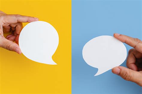 커뮤니케이션 및 소셜 미디어 고객 피드백 손을 잡고 빈 커플 실제 흰색 연설 거품 종이에 대한 개념 이미지는 노란색과 파란색 배경에 잘립니다 거친에 대한 스톡 사진 및 기타