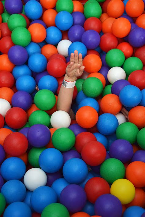 무료 이미지 경기 놀이 풍선 푸른 장난감 원 불알 색깔이있는 공 구형 볼 구덩이 1772x2665 1404895 무료 이미지 Pxhere