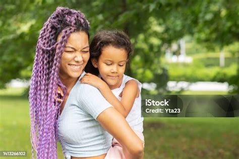 행복한 가족 공원에서 딸과 즐거운 시간을 보내는 아프리카 어머니 여름에 자연에서 놀고있는 아이를 가진 여성 25 29세에 대한 스톡 사진 및 기타 이미지 Istock
