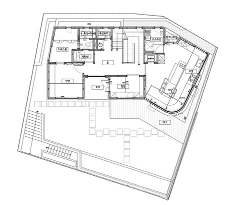 세 개의 입구와 2층 거실이 있는 중목구조 단독주택 ‘자연스럽게 집
