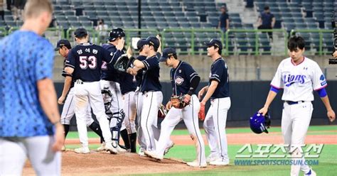 포토 승리한 두산 꼴찌 삼성에 또다시 역전승