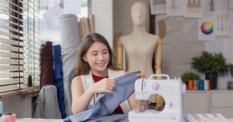 모델은 패션 디자이너가 새로운 디자이너 의류를 입어보기 위해 사용합니다 직장에서 직물 사업의 여성 기업가는 패션 디자이너를 위해 새로운 옷을 디자인하고 있습니다 사진