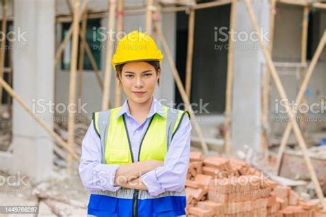 똑똑한 엔지니어 자신감 있는 여자 건축업자 여자 여자 미소 건설 현장에서 행복 한 노동자 20 24세에 대한 스톡 사진 및 기타 이미지 20 24세 개발 건설 현장