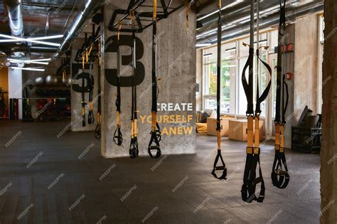 피트니스 장비 체육관 내부의 Trx 스트랩 기능적 트레이닝 및 스포츠 액세서리 활동적인 라이프 스타일 피트니스 및 크로스핏 개념 프리미엄 사진