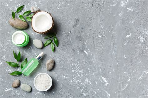 코코넛 오일 항아리와 컬러 배경에 화장품 크림이 들어간 코코넛 상단 보기 텍스트를위한 여유 공간 천연 스파 코코넛 화장품 및