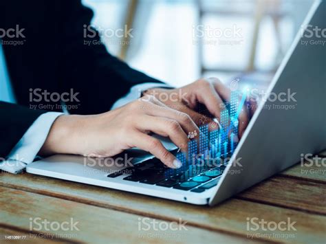 투자 기술 금융 투자 수익 Roi 개념 성장 화살표 비즈니스 성과의 진행 상황에 대한 이익 및 노트북의 비즈니스 그래프 차트 및 전략 아이콘으로 분석 은행업무에 대한 스톡