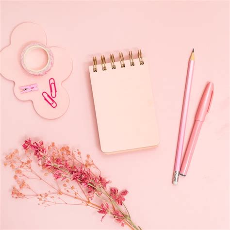 미니멀리스트 책상 위의 핑크 사무용품 · 무료 스톡 사진