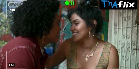 Julissa Calderon Lesbian Scene In Gentefied Tnaflix Com