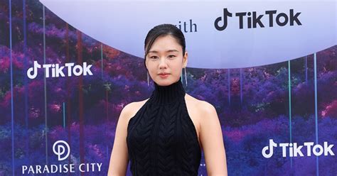 [포토s] 안은진 과감한 홀터넥 패션