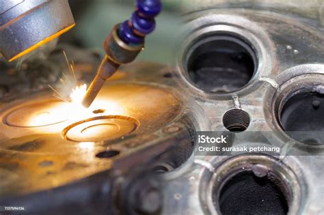 더블 노출 자동차 엔진 헤드 실린더 수리 또는 레이저 용접 방법 용접기에 의해 수정 제조에 대한 스톡 사진 및 기타 이미지 제조 코팅 강철 Istock