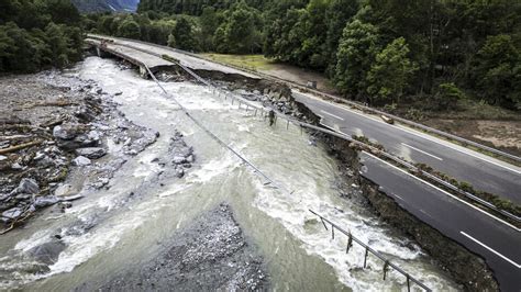 Проливни дъждове предизвикаха наводнения и свлачища в Швейцария ВИДЕО Nova