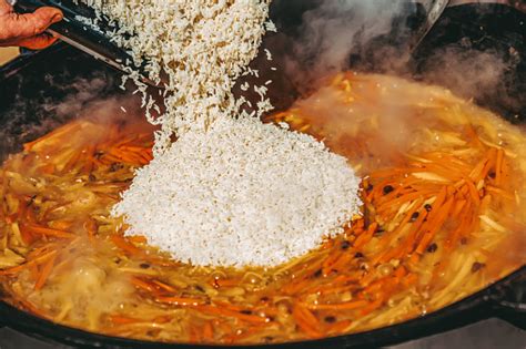 신선한 야채와 고기와 향기로운 맛있는 필라프 거리 축제 갓 준비 된 음식 가마솥에 대한 스톡 사진 및 기타 이미지 가마솥 거리 건강한 식생활 Istock