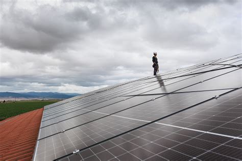 지붕에 태양 전지판을 설치하는 태양광 발전 전기 기술자 태양전지판에 대한 스톡 사진 및 기타 이미지 태양전지판 30 34세 개념 Istock