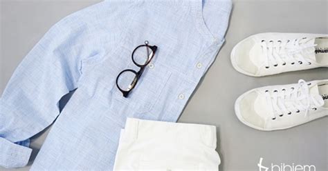 패셔너블한 대학생의 필수품은 안경