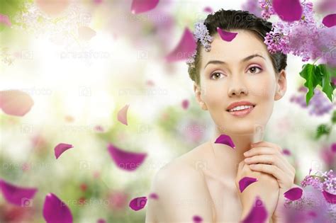Фотография на тему Девушка с цветами сирени Pressfoto