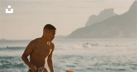 낮 동안 해변에서 노란색과 빨간색 풍선을 들고 있는 빨간 반바지를 입은 남자 사진 Unsplash의 무료 바닷가 이미지