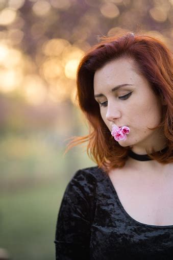 얼굴 초상화 클로즈업사쿠라 벚꽃 공원에서 자유 시간을 즐기는 행복 한 젊은 여행 댄서 여자백인 흰색 빨간 머리 소녀 옷을 입은 검은 초 커 검은 드레스와 검은 색의 골fs