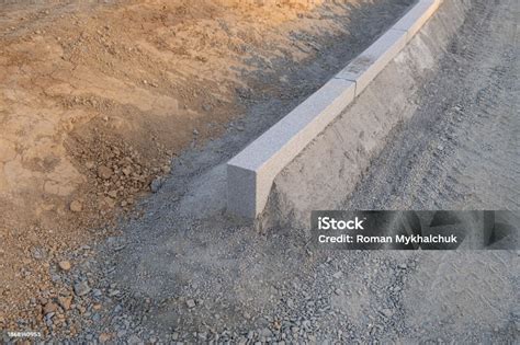 시멘트 위에 놓인 콘크리트 연석 경계 도로 안전 포장 건축 자재 작업 개발에 대한 스톡 사진 및 기타 이미지 개발 거리 건설 프레임 Istock