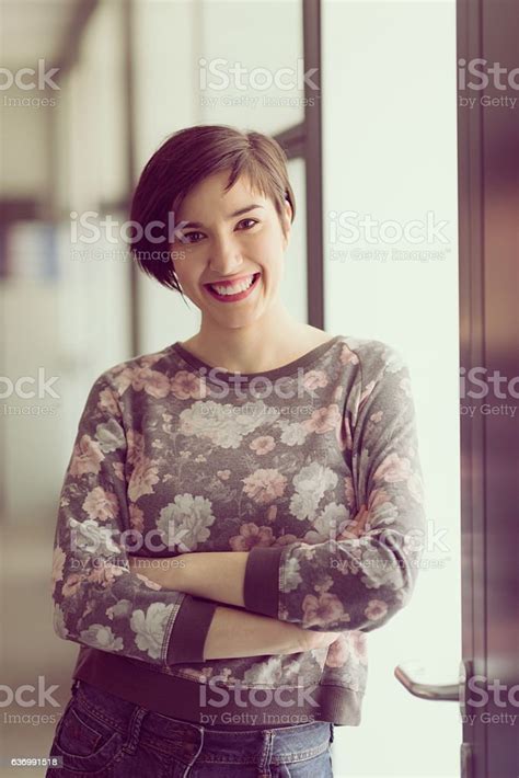 스타트업 사무실에서 캐주얼 한 옷을 입은 비즈니스 우먼의 초상화 기업 재무와 산업에 대한 스톡 사진 및 기타 이미지 기업 재무와 산업 단일 객체 명랑한 Istock