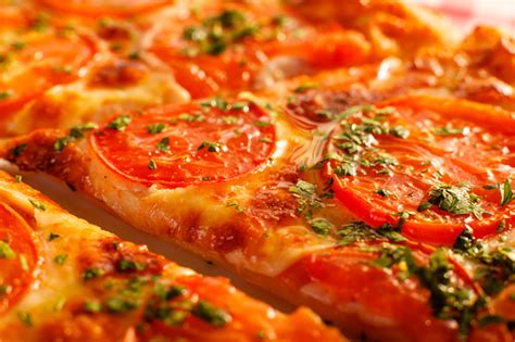 피자 마가리타의 조각을 닫습니다 맛있는 뜨거운 음식을 얇게 썰어 흰 접시에 담아 서빙합니다 메뉴 사진 이탈리아 패스트 푸드 0명에 대한 스톡 사진 및 기타 이미지 Istock