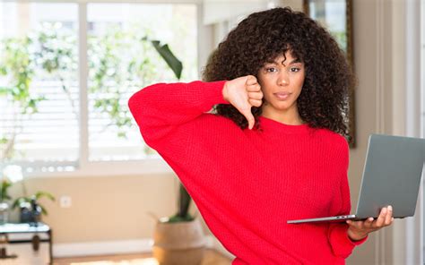 아프리카계 미국인 여자 서 사용 하 여 컴퓨터 노트북 집에서 화난 얼굴로 음수 기호 거절 거절 개념으로 혐오를 보여주는 개념에 대한 스톡 사진 및 기타 이미지 Istock