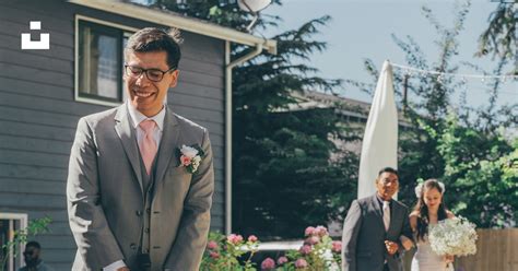 푸른 잔디밭에 서 있는 회색 양복을 입은 남자 사진 Unsplash의 무료 가족 이미지