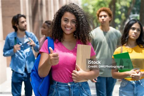 백인 및 아프리카계 미국인 청년 그룹과 함께 엄지손가락을 치켜세우는 라틴 아메리카 여학생 학생에 대한 스톡 사진 및 기타 이미지 학생 브라질 대학생 Istock