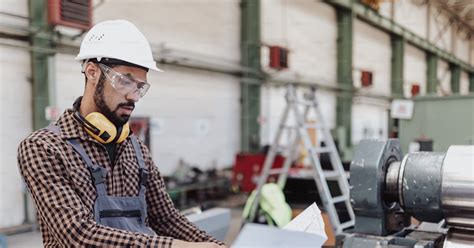 청사진을 들고 있는 산업 공장에서 안전 헤드폰과 안전모를 쓴 중공업 노동자 사진 Unsplash의 안전모 이미지