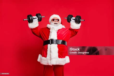 그의 초상화 그의 좋은 매력적인 쾌활 한 쾌활 한 쾌활 한 기쁜 긍정적인 지방 과무 수염 산타 운동 바벨 운동 바벨 운동 위에