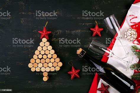 와인 코르크와 샴페인 한 병으로 만든 크리스마스 트리와 새해 장식 크리스마스 배경입니다 맨 위 보기 2020년에 대한 스톡 사진 및 기타 이미지 Istock