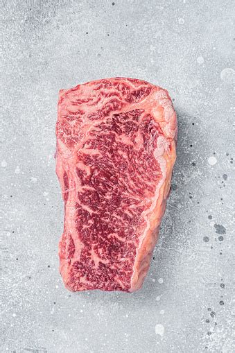 생 와규 스트립로인 또는 정육점 테이블에 있는 뉴욕 스테이크 회색 배경입니다 상위 뷰 와규에 대한 스톡 사진 및 기타 이미지 와규 스테이크 스트립 스테이크 Istock