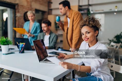 아름다운 혼합 인종 여성이 동료들에게 둘러싸인 사무실에서 코딩을 배우고 있습니다 방송 프로그램에 대한 스톡 사진 및 기타 이미지 방송 프로그램 컴퓨터 언어 It