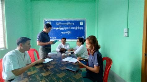 ရသေ့တောင်မြို့လူထုအခြေပြုဗဟိုဌာန Community Centre ခန်းမ၌ ရုံးလုပ်ငန်းလက်စွဲစာအုပ်ဖြင့် စာဖတ်ဝိုင