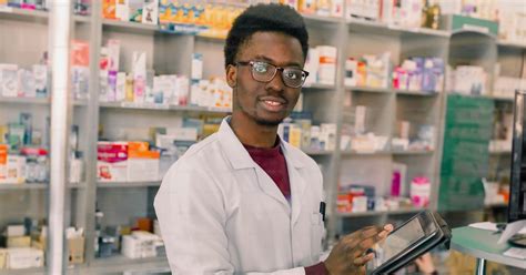 약국 내부에 서 있는 자신감 있는 아프리카계 미국인 남성 약사 사진 Unsplash의 우크라이나 이미지