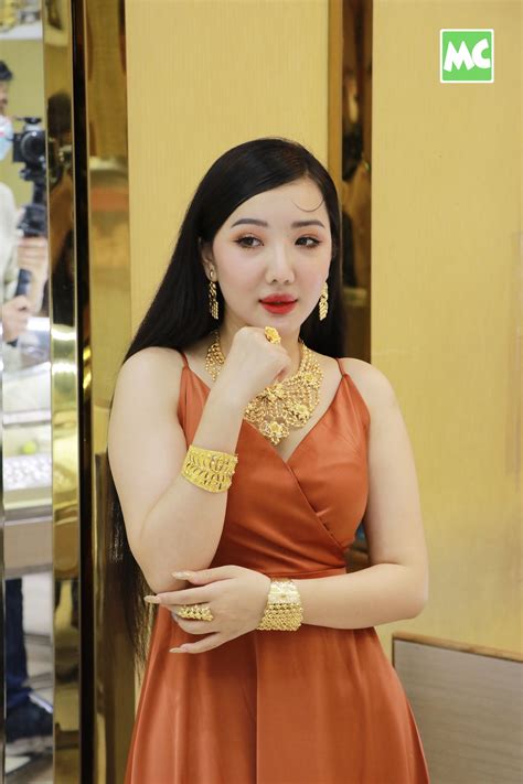 စိန်နန်းတော် ဓာတ်ပုံ ရိုက်ကူးပေးခဲ့တဲ့ ဆုအိမ့်စံ