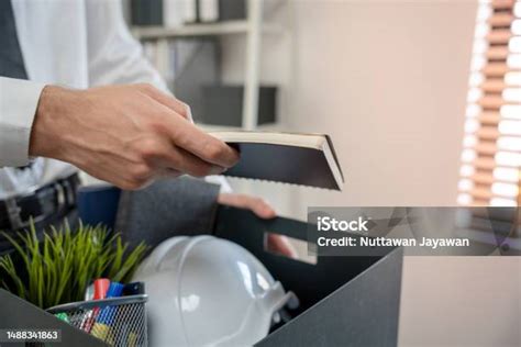 사업가는 스트레스를 받고 일에 지쳤다 책상 위에 개인 물품 상자를 들고 있는 사업가 사직과 공석 및 직업 변경 25 29세에 대한 스톡 사진 및 기타 이미지 Istock