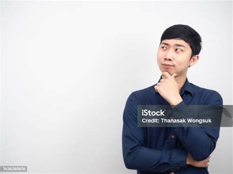 남자는 턱을 만지고 사려 깊은 복사 공간 제스처를 바라 봅니다 남자에 대한 스톡 사진 및 기타 이미지 남자 남자들만 손