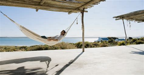 해변에서 해먹에 누워 있는 여자 사진 Unsplash의 해먹 이미지