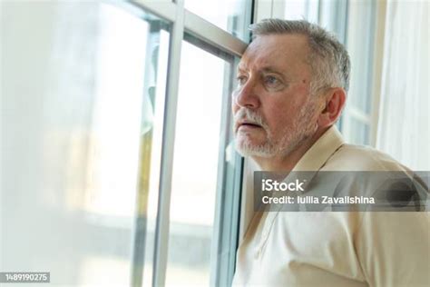 슬프고 피곤하고 외롭고 실망하고 집에 혼자 있는 노인 슬프게도 창 밖을 바라보는 불행한 할아버지는 슬픔을 경험하고 친척의 죽음 나쁜 소식 외로움에 시달리는 노인 70 79