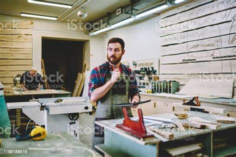 계획 예산에 대해 생각 노트북서서와 서 제조 워크샵의 Pensive 수염 남성 소유자 정보와 메모장을 들고 배상의 클라이언트