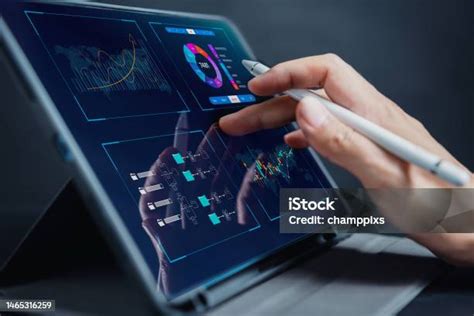 비즈니스 분석 및 데이터 관리 시스템에서 작동하는 비즈니스 데이터 분석은 데이터베이스에 연결된 Kpi 및 메트릭으로 보고서를