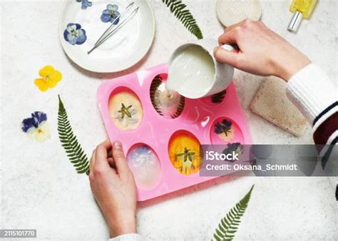 걸음 3 액체 수제 비누 덩어리를 실리콘 몰드에 붓습니다 압화 된 꽃 양치류 잎으로 수제 유기농 비누를 만드는 과정 Diy에 대한 스톡 사진 및 기타 이미지 Istock