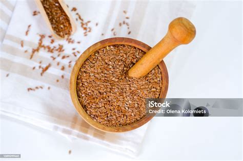 흰색 테이블에 린넨 냅킨에 숟가락이있는 자연 둥근 나무 접시에 고립 된 아마 씨앗 0명에 대한 스톡 사진 및 기타 이미지 0명 갈색 건강관리와 의술 Istock