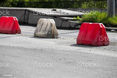 도로에서 작업 합니다 건설 콘 아스팔트에 흰색과 주황색 줄무늬가 있는 트래픽 콘 신호에 대 한 거리와 교통 표지판 도로 유지 건설 사인 및 도로의 교통 콘 아래 0명에 대한