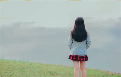 흰색 긴팔 탑을 입고 서있는 여자 · 무료 스톡 사진