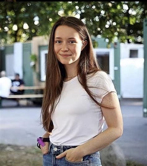 Sigrid Outdoor Pose R Sigridpicturegroup