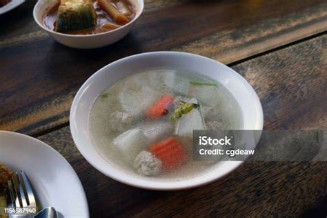 톰 가엥 주드 룩 친 무 투명 유리 국수 수프 콩 커드와 다진 돼지고기를 곁들인 맑은 수프 흰 그릇에 야채와 미트볼을 넣은 맑은 수프 건강한 생활방식에 대한 스톡 사진 및